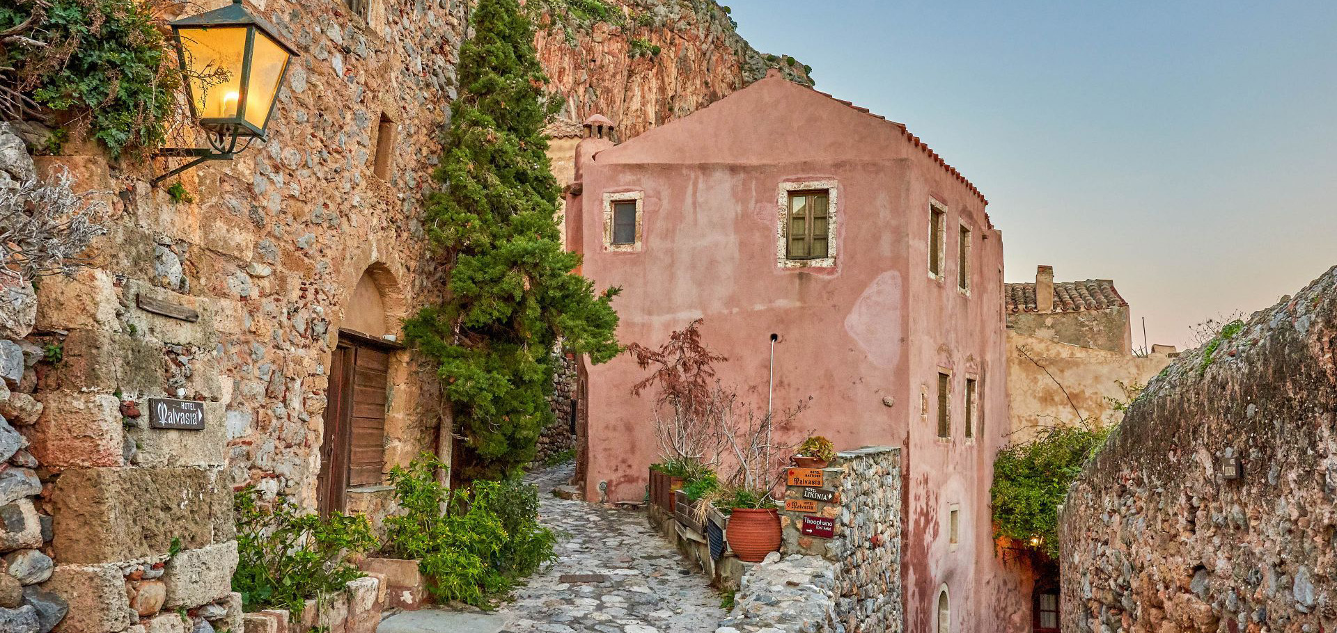 Μεινετε στο Καστρο της Μονεμβασιας